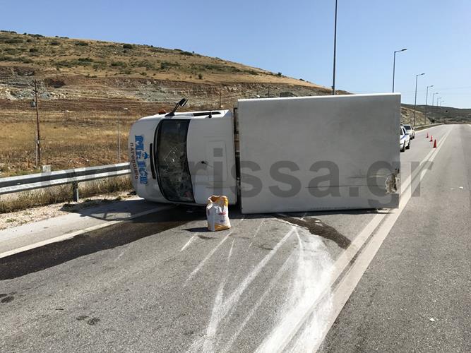 Τούμπαρε φορτηγάκι με πάγο έξω από το Γερακάρι - Δείτε φωτογραφίες ...