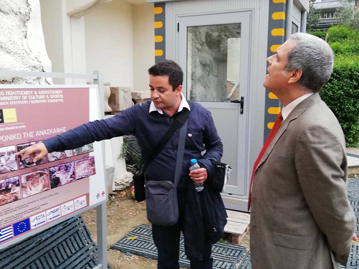 Η ξενάγηση του Θάνου Τζήμερου στο Αρχαίο Θέατρο Λάρισας (φωτο ...