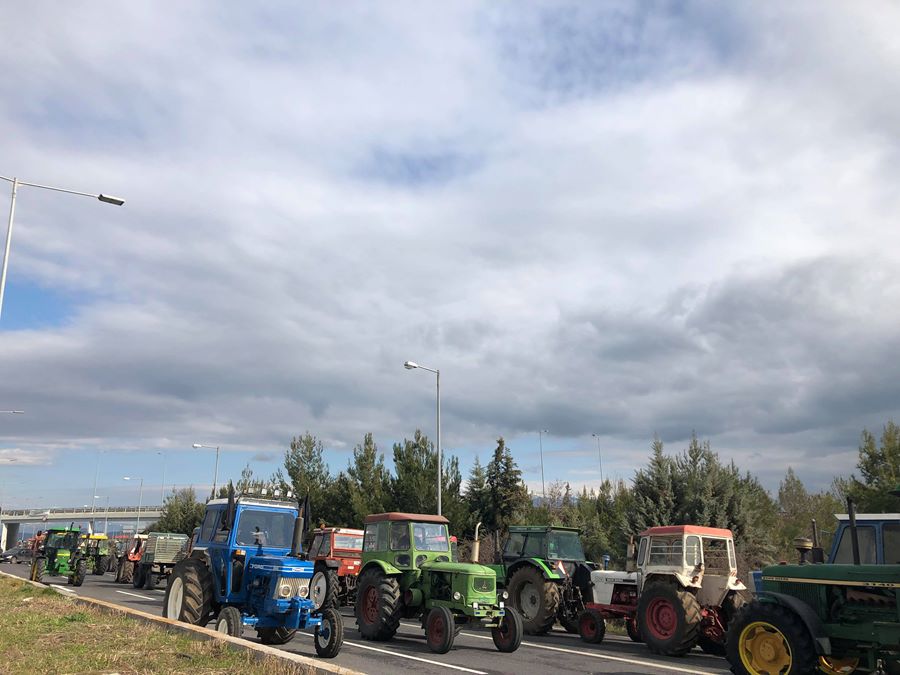 Ξεκίνησε η αποχώρηση των τρακτέρ από το μπλόκο της Νίκαιας - Δείτε ...