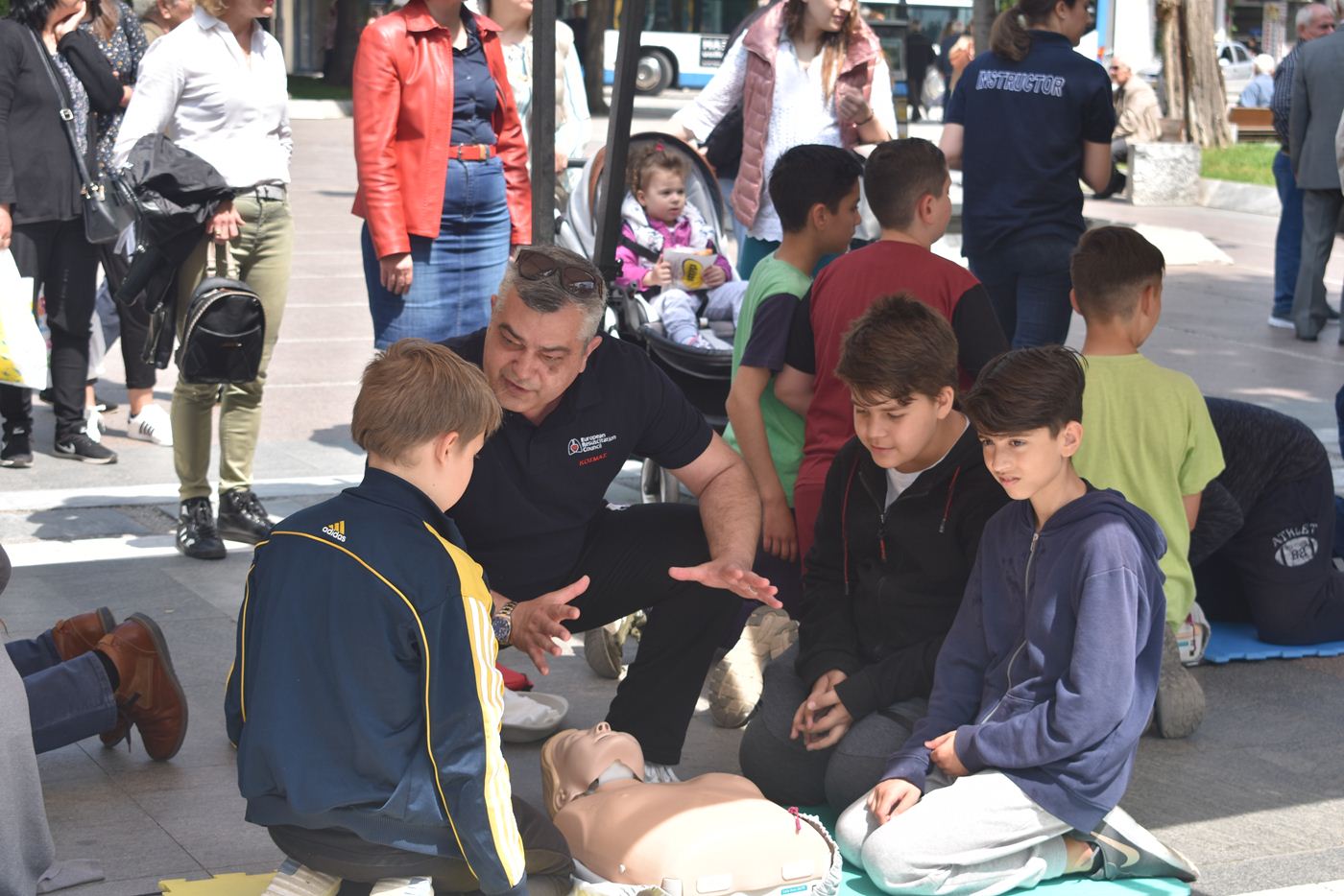 Ενημερωτικές δράσεις σε μαθητές δημοτικού για ΚΑΡΠΑ και χρήση απινιδωτή ...