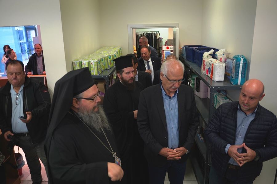 Αγιασμός στο νέο χώρο του κοινωνικού παντοπωλείου του δήμου Λαρισαίων ...