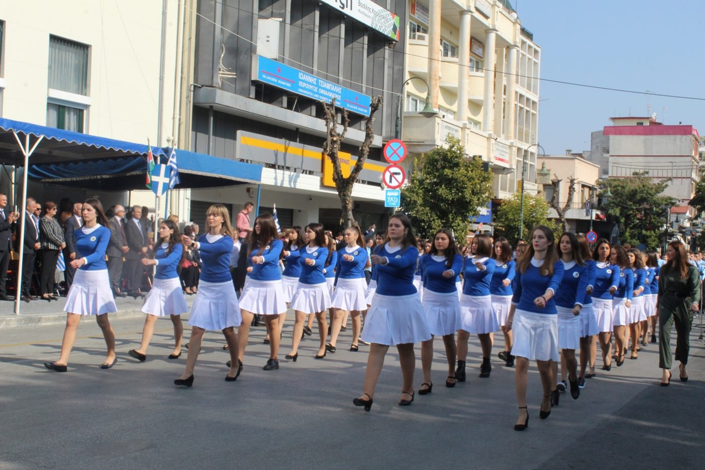 Δείτε σε βίντεο όλη τη μαθητική και στρατιωτική παρέλαση της Λάρισας ...