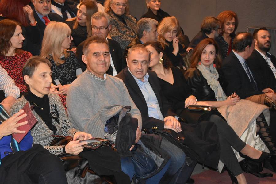 Πρεμιέρα για το έργο «Η Στέλλα με τα Κόκκινα Γάντια» από το Θεσσαλικό ...