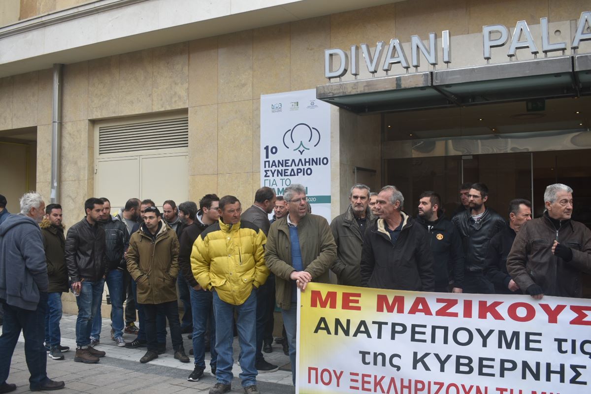 Διαμαρτυρία αγροτών στη Λάρισα περιμένοντας τον Μ. Βορίδη… - Ο υπουργός ...