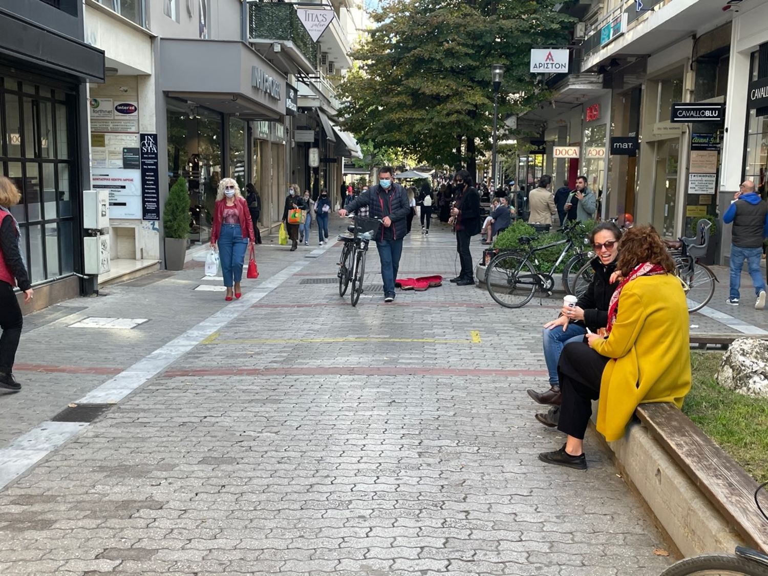 Σφύζει από ζωή το κέντρο της Λάρισας λίγες ώρες πριν το lockdown ...