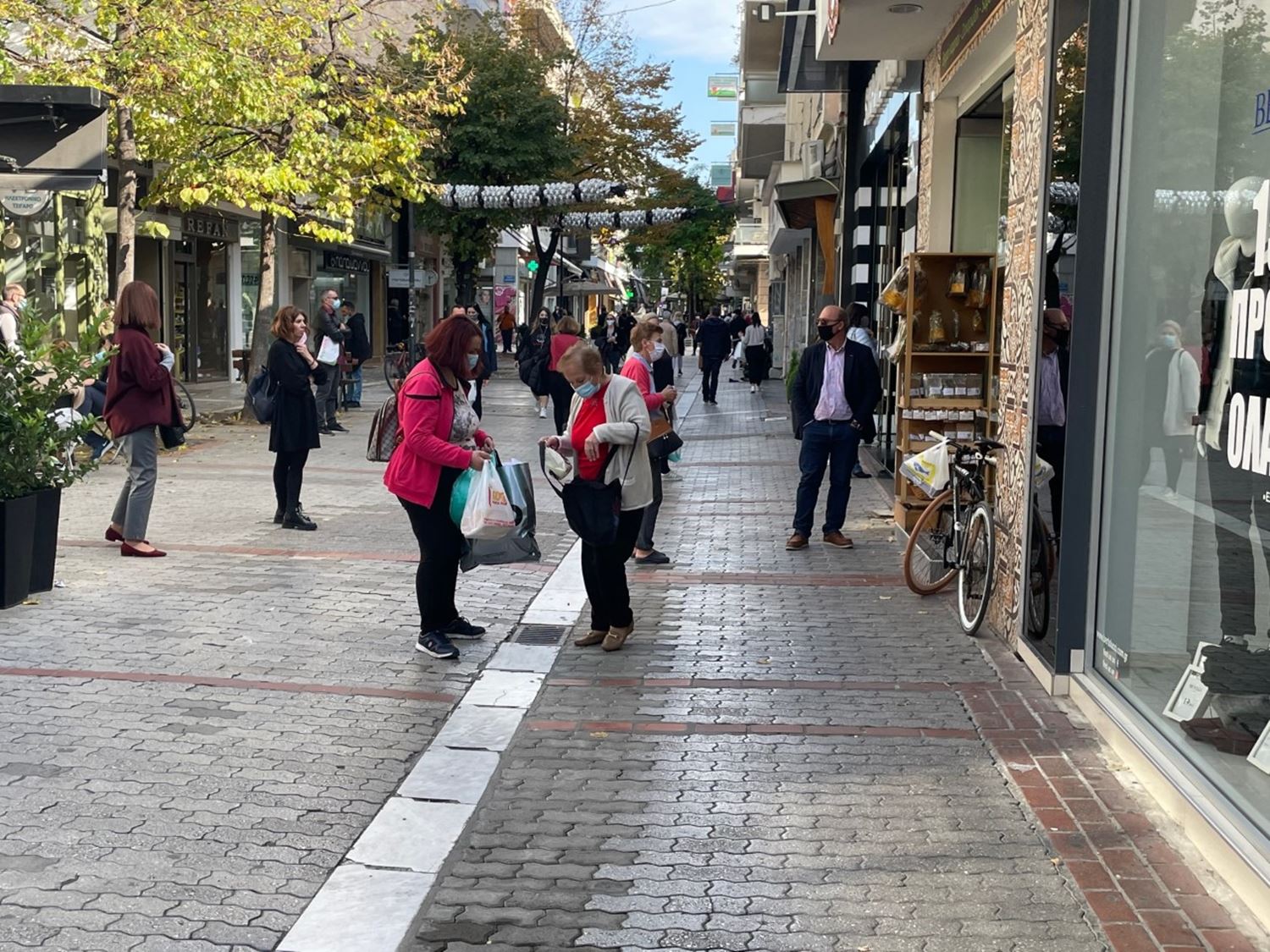 Σφύζει από ζωή το κέντρο της Λάρισας λίγες ώρες πριν το lockdown ...