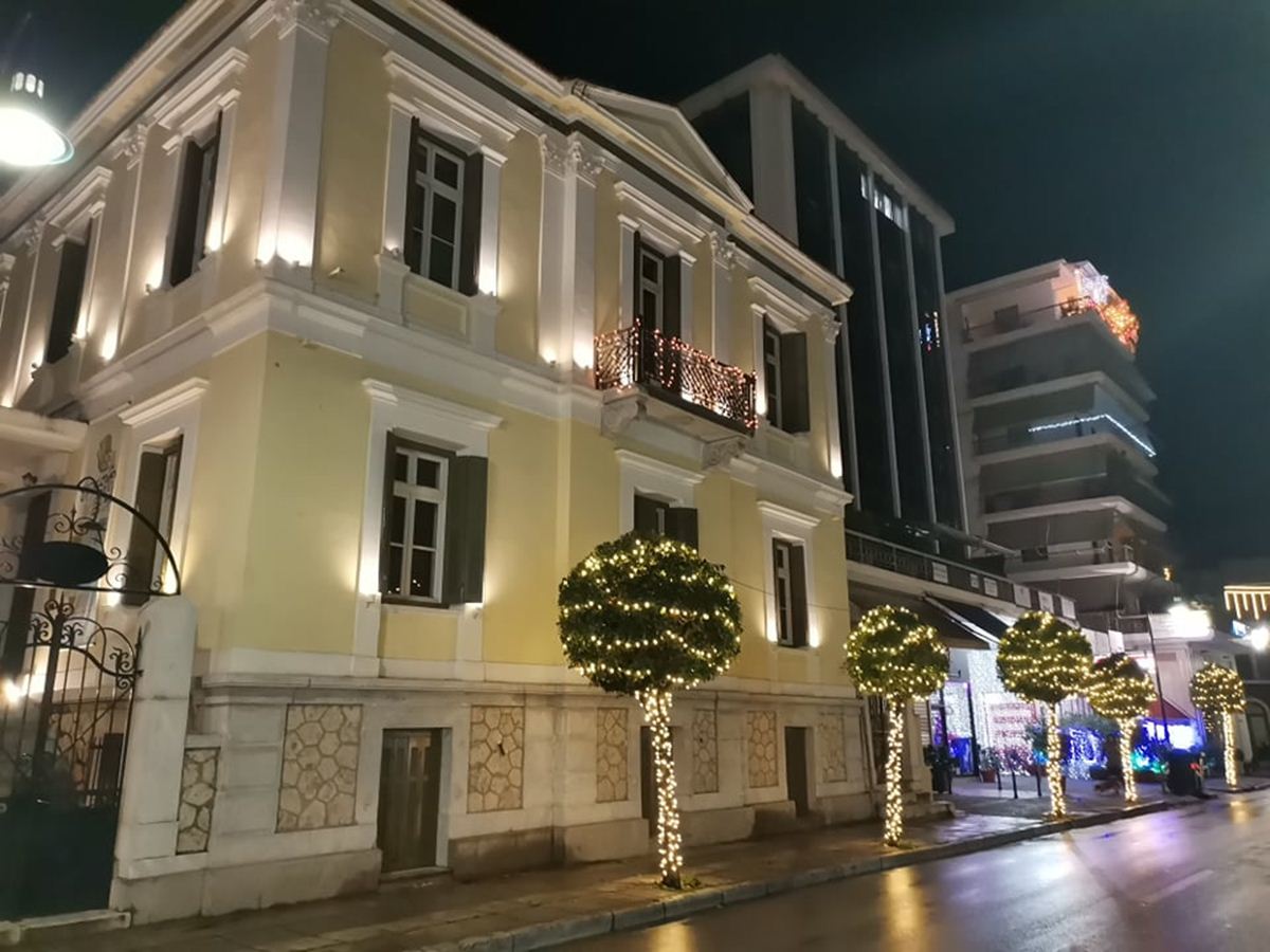 Λαμπερή αλλά "έρημη" η Λάρισα τη νύχτα - Δείτε φωτογραφίες από το ...