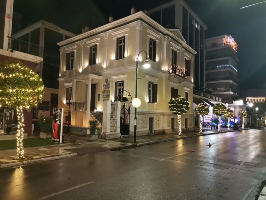 Λαμπερή αλλά "έρημη" η Λάρισα τη νύχτα - Δείτε φωτογραφίες από το ...
