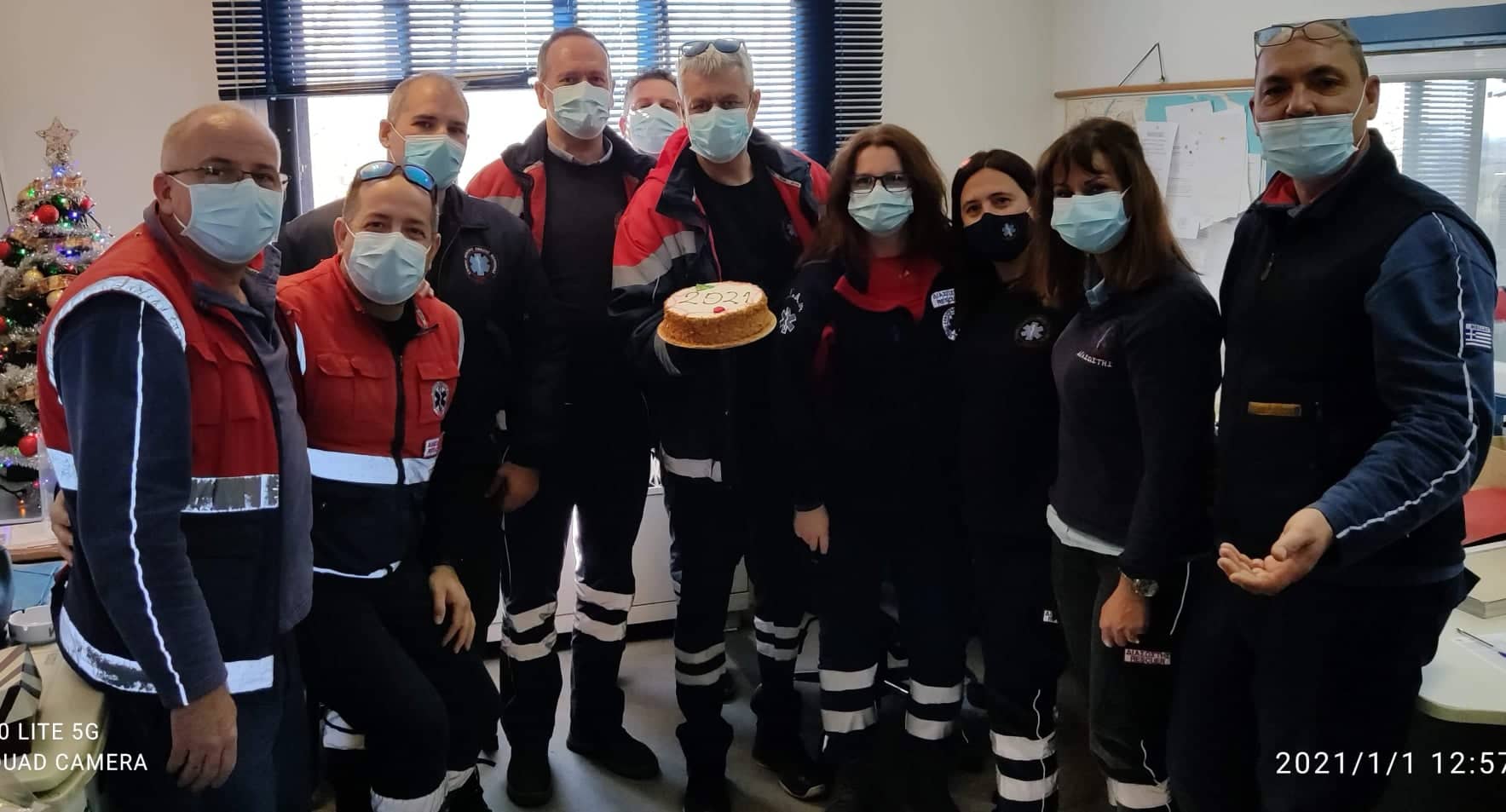 Ευχές από το προσωπικό του ΕΚΑΒ Λάρισας που έκοψε την πρωτοχρονιάτικη ...