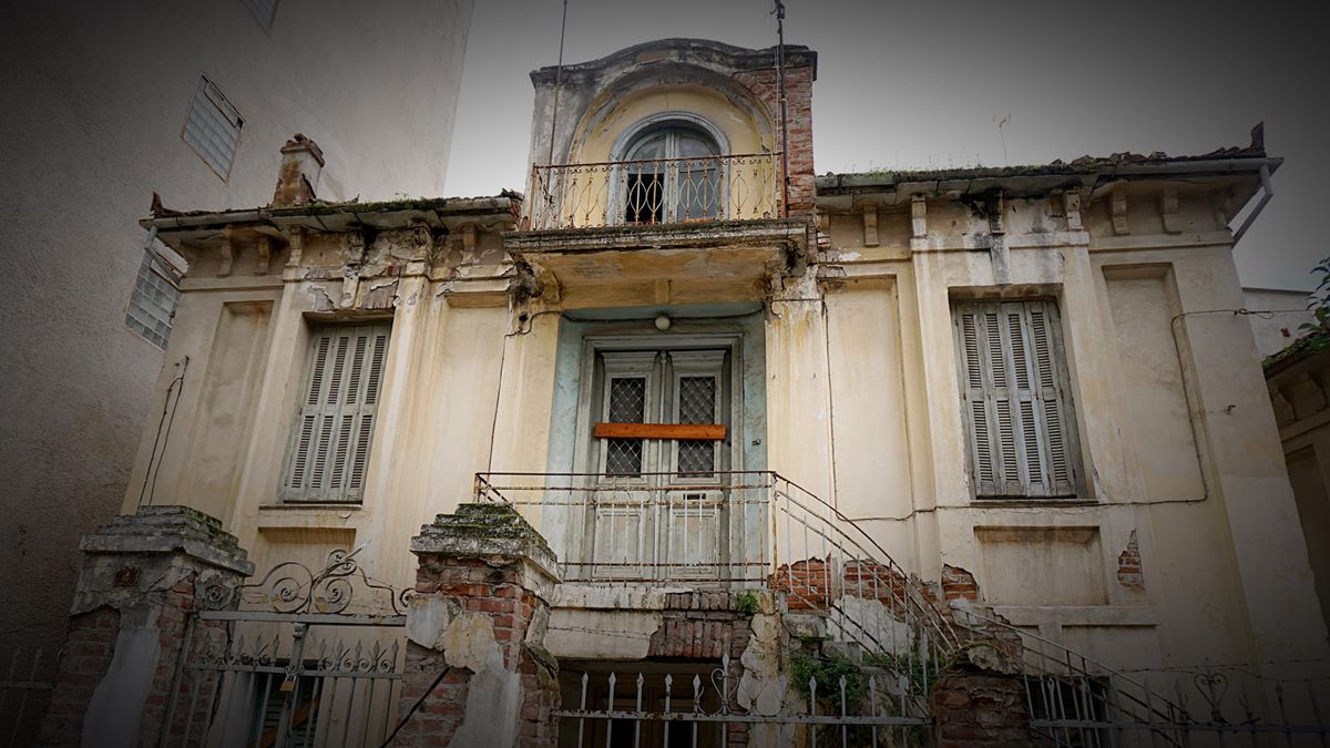 Τα δίδυμα σπίτια στο κέντρο της Λάρισας που "ψυχορραγούν" - Δείτε ...