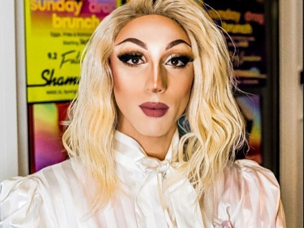 Θέμης: Η drag queen από τη Λάρισα, με το όνομα Holly Grace, που ...