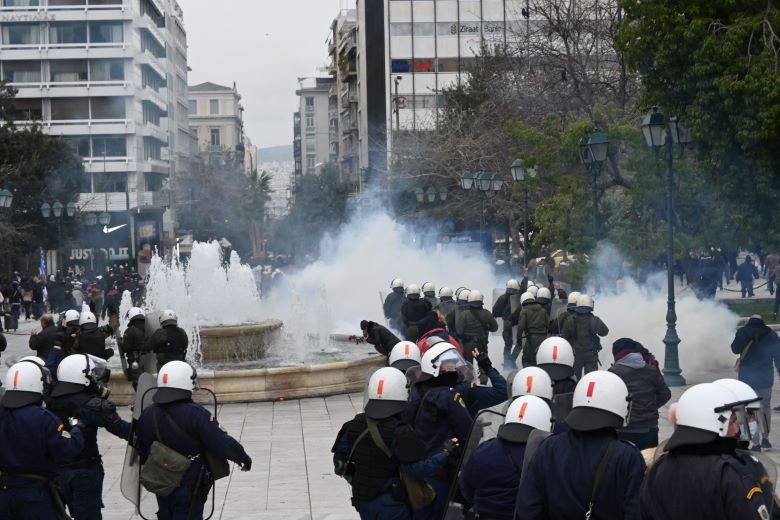 Συμπλοκές μεταξύ αρνητών των μέτρων και της Αστυνομίας στο Σύνταγμα ...