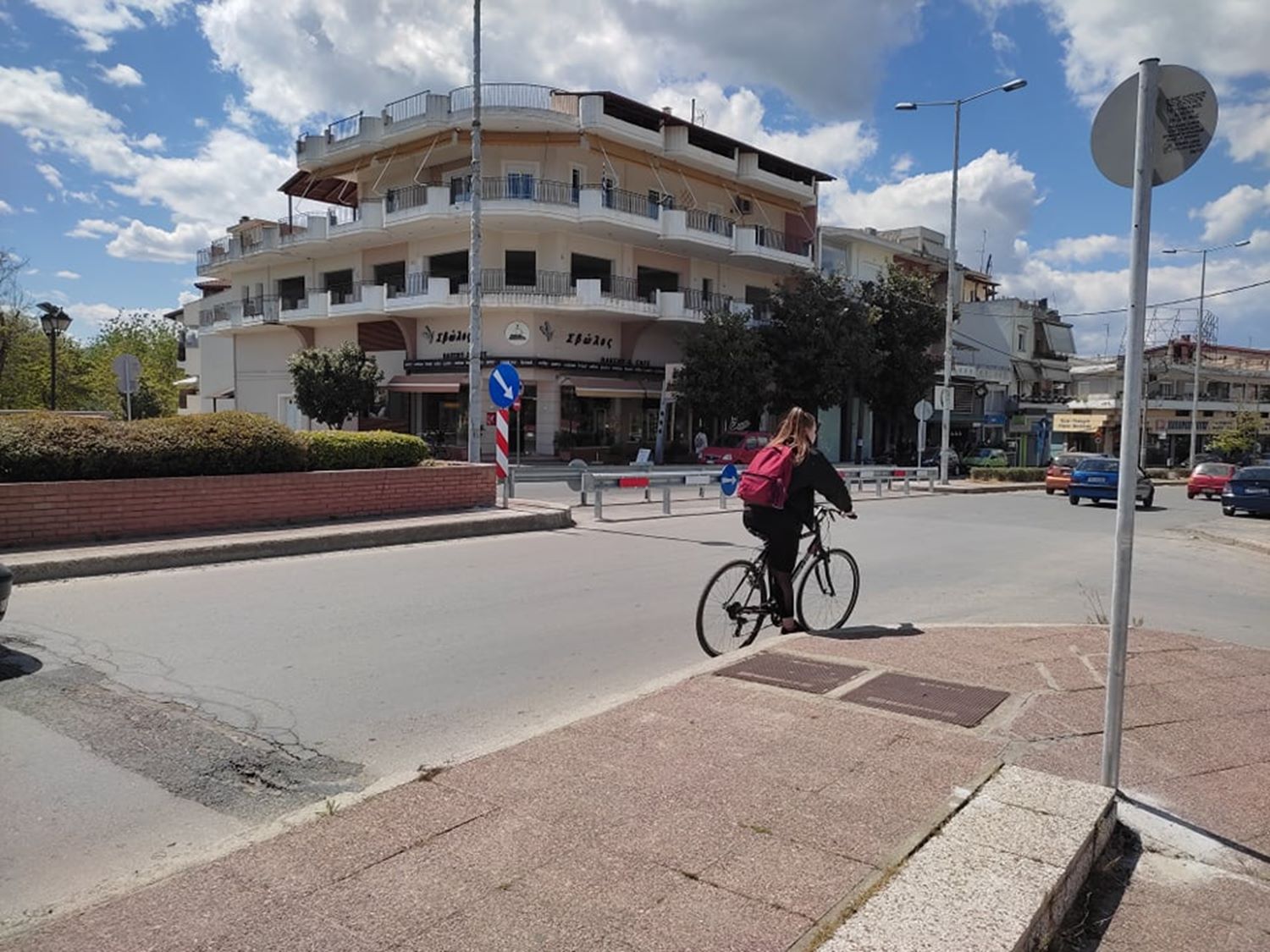 Λάρισα: Τοποθετήθηκε προστατευτική μπάρα στη νησίδα της γέφυρας του ...