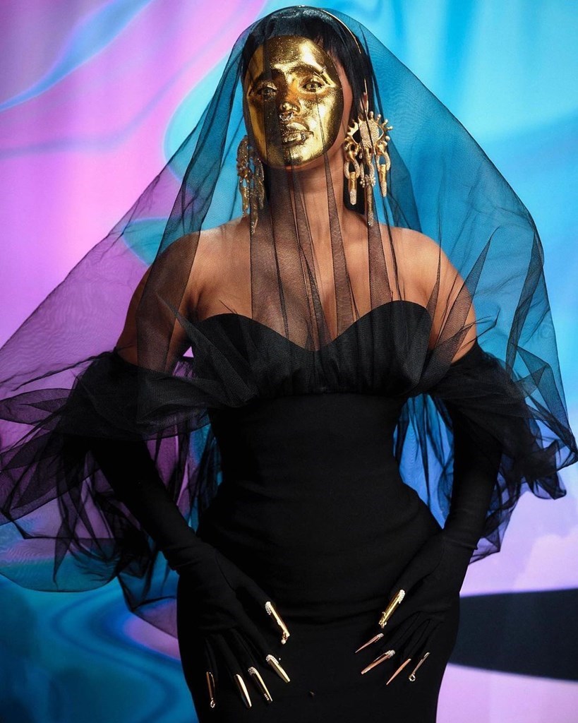 H Cardi B έκανε μια εμφάνιση εμπνευσμένη από τα «Mάτια Ερμητικά Κλειστά ...