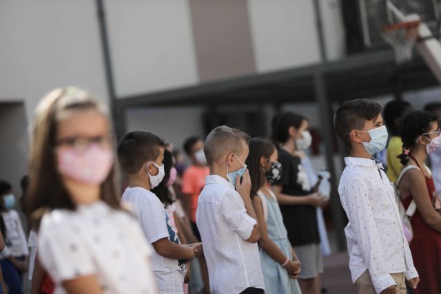 Υποχρεωτική ξανά η χρήση της μάσκας για τα παιδιά δημοτικού στη Γαλλία ...