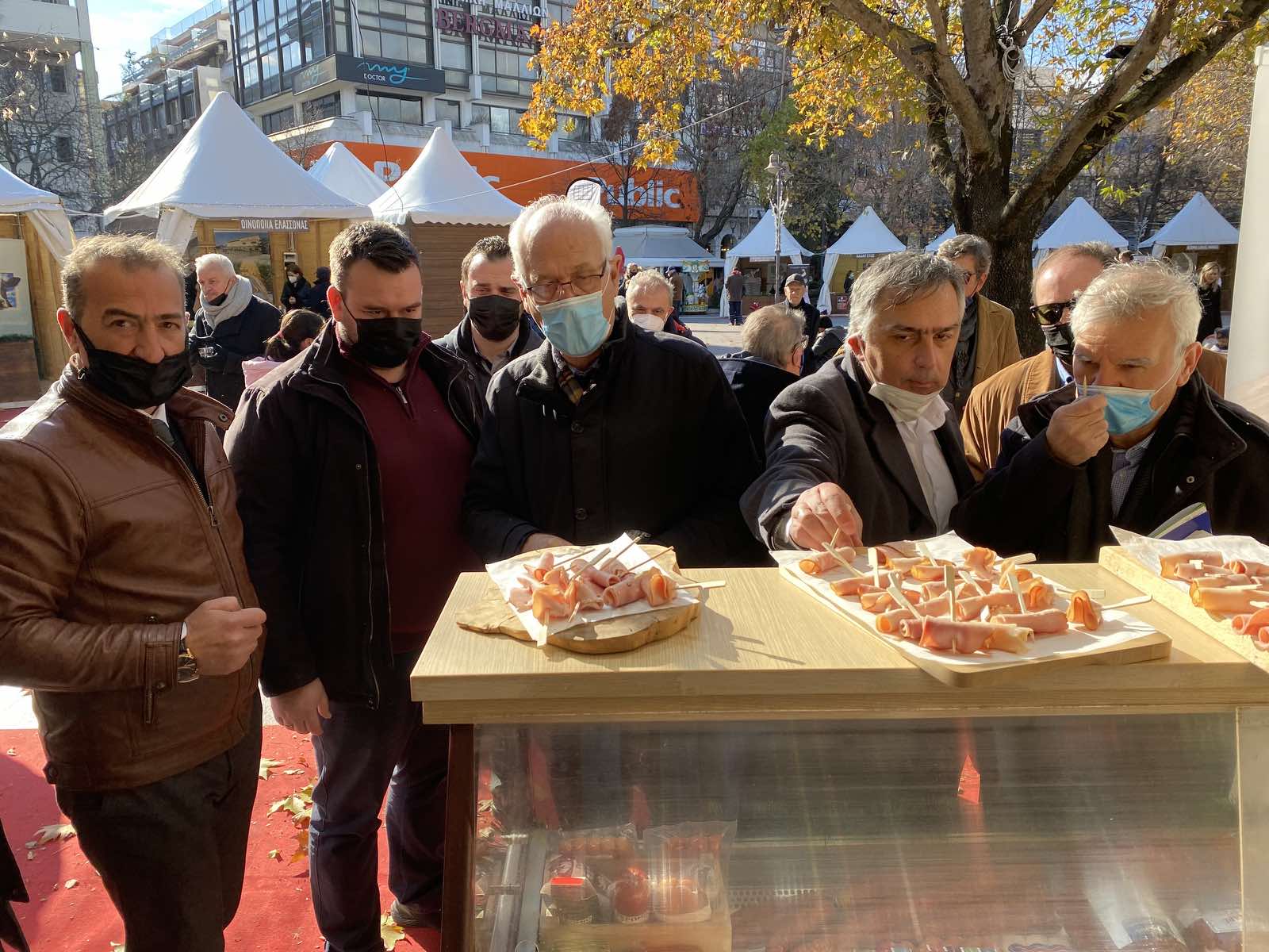 «Κερνάμε Λάρισα»: Γέμισε η Κεντρική πλατεία με κόσμο που δοκιμάζει ...