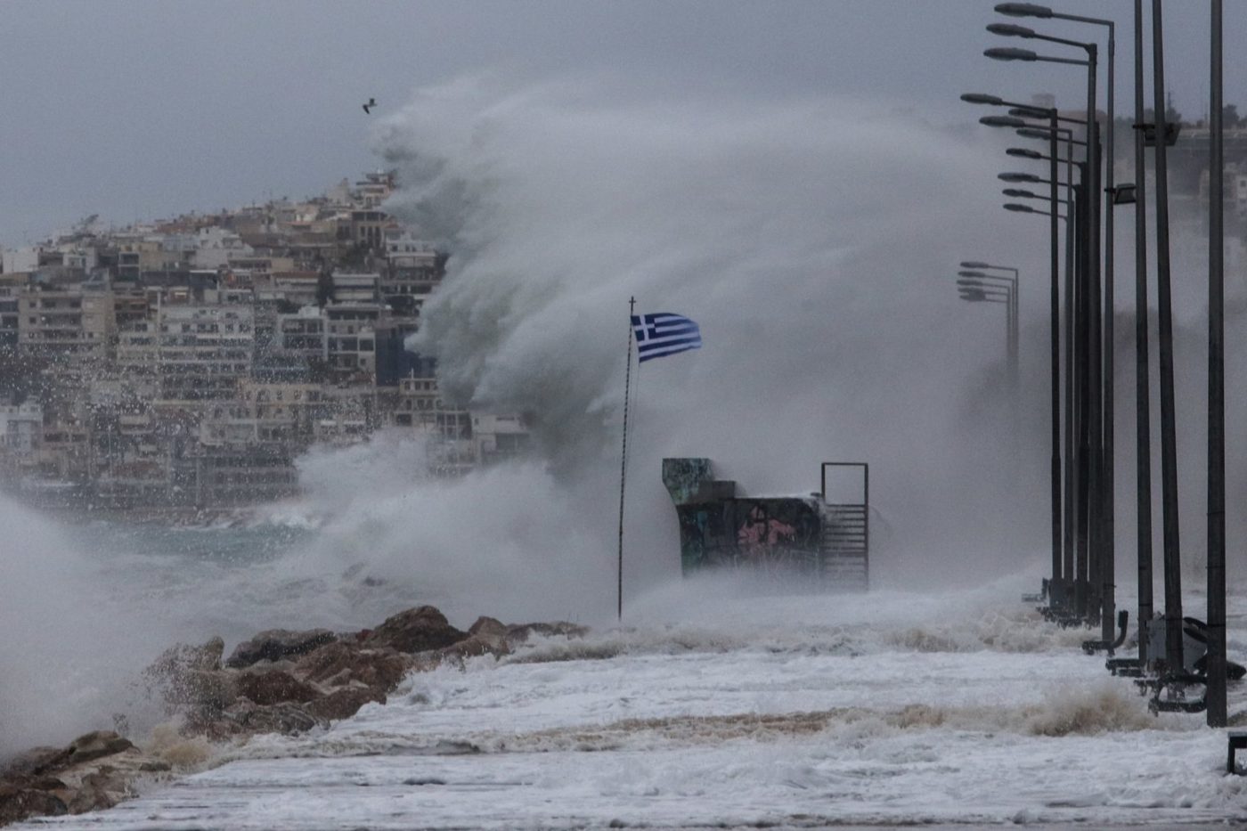 Κακοκαιρία – Εκκενώσεις χωριών και υπερχείλιση ποταμών – Δείτε live την ...