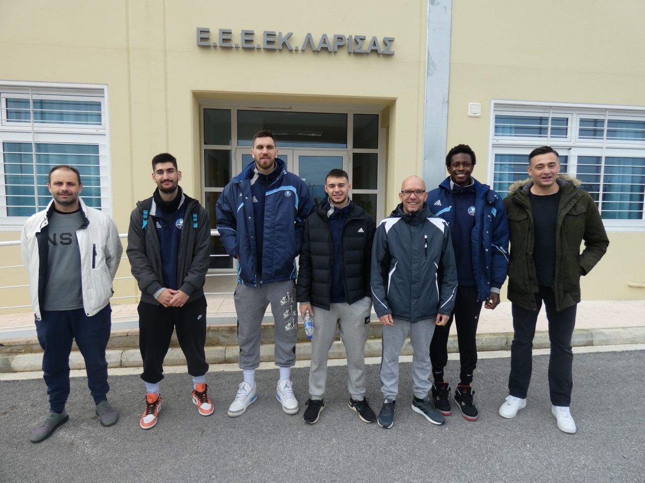 Τα μυστικά του μπάσκετ έδειξαν οι παίκτες της ΚΑΕ Λάρισα στους μαθητές ...