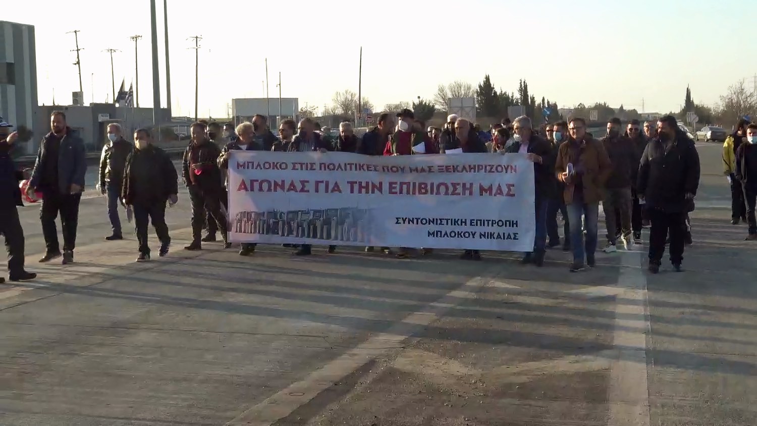 Στα διόδια του Μοσχοχωρίου αγρότες από το μπλόκο της Νίκαιας - Μοίρασαν ...