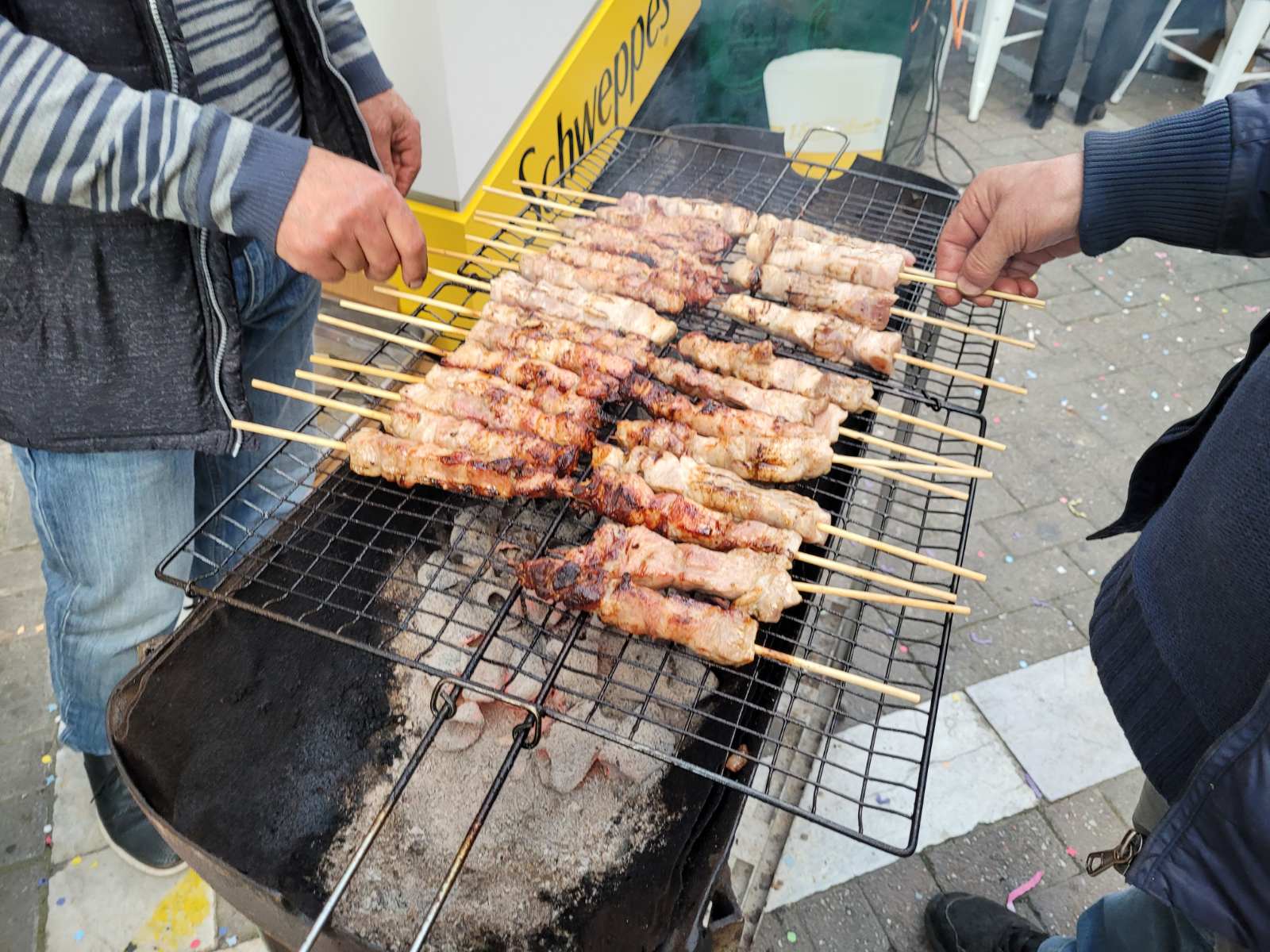 Τσικνοπέμπτη: Του... δίνουν και καταλαβαίνει οι Λαρισαίοι - Απέραντο ...