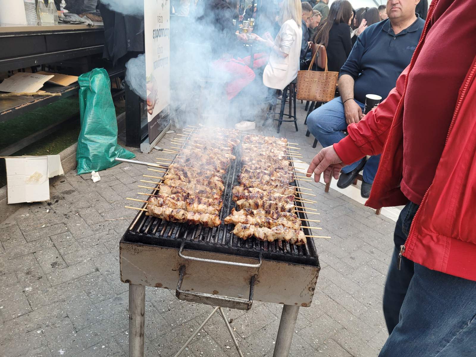 Τσικνοπέμπτη: Του... δίνουν και καταλαβαίνει οι Λαρισαίοι - Απέραντο ...