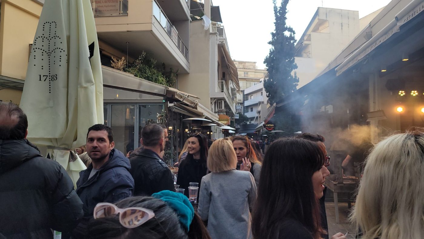 Τσικνοπέμπτη: Του... δίνουν και καταλαβαίνει οι Λαρισαίοι - Απέραντο ...