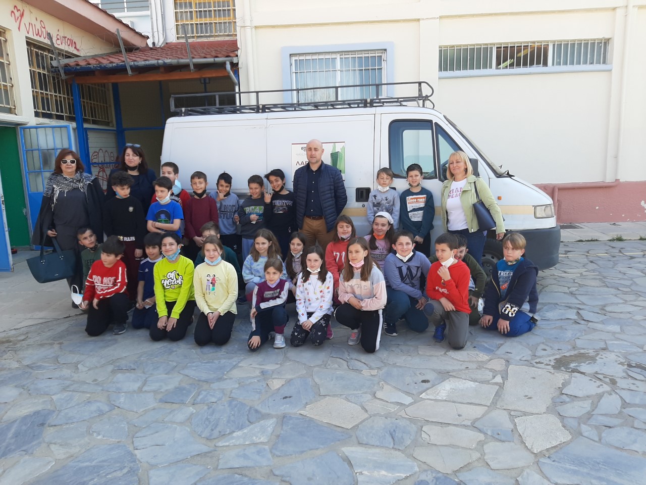 Προσφορά τροφίμων από το 22ο Δημοτικό Σχολείο Λάρισας στο Κοινωνικό ...