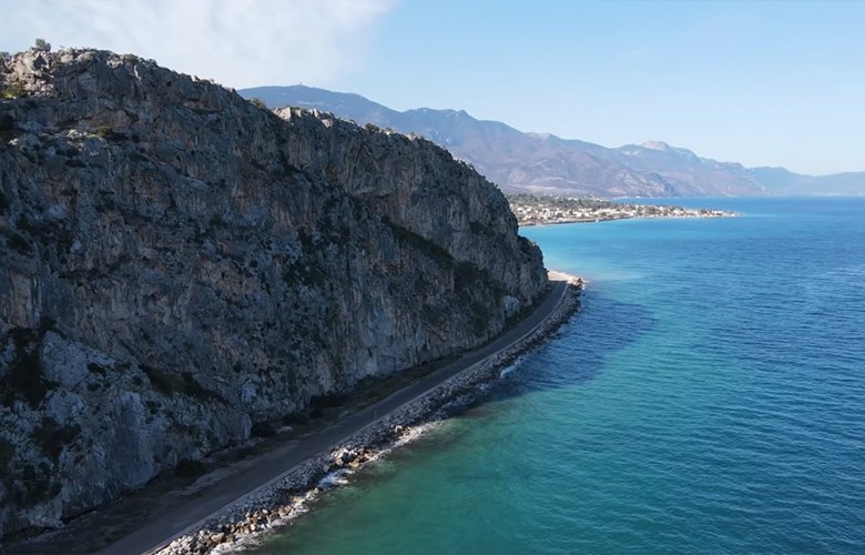 Η περιπετειώδης διαδρομή σε δρόμο της Αττικής που σκάει το κύμα επάνω ...