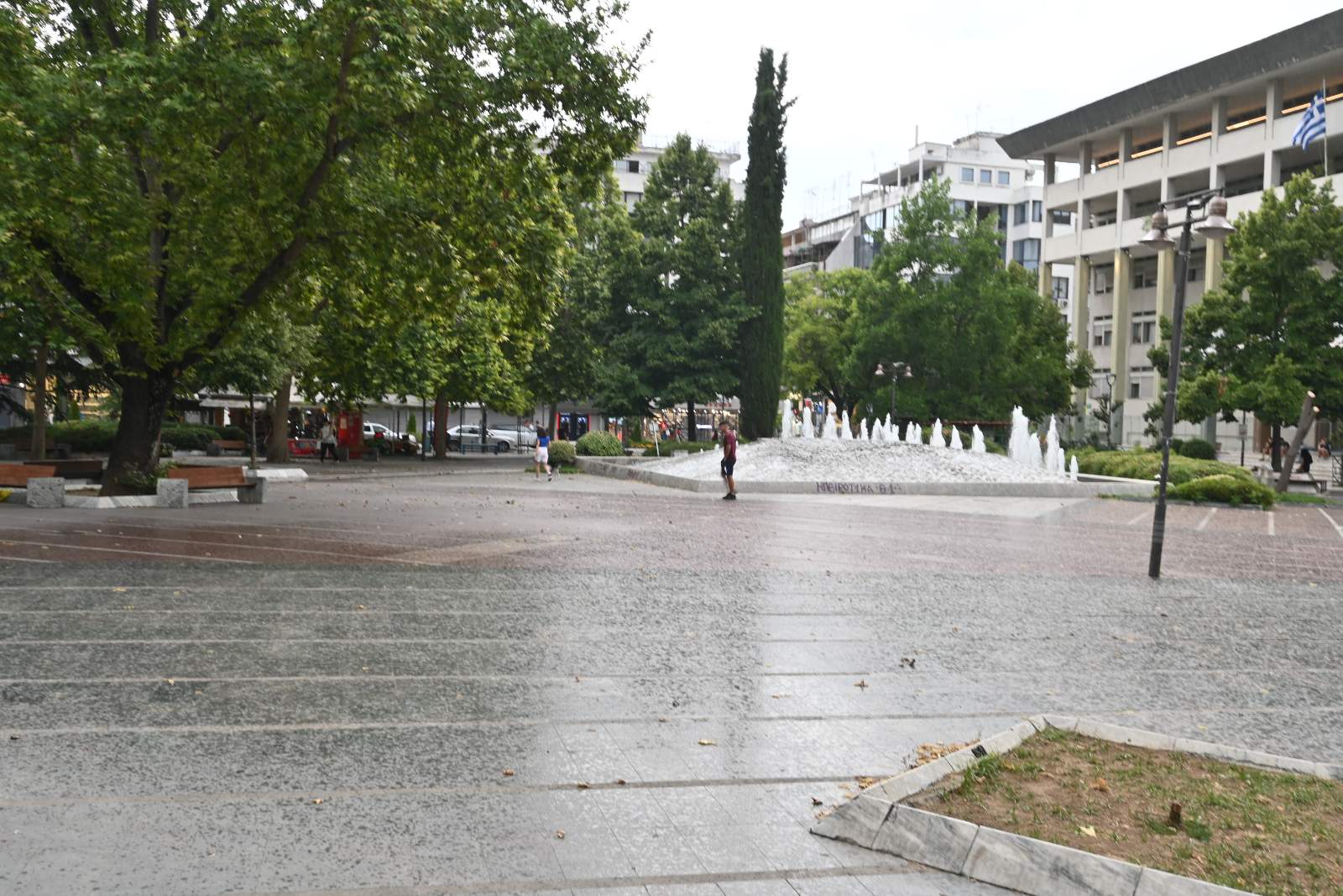 Ανάσα δροσιάς με καλοκαιρινή βροχούλα στη Λάρισα και ξαφνικό αέρα (φωτο ...