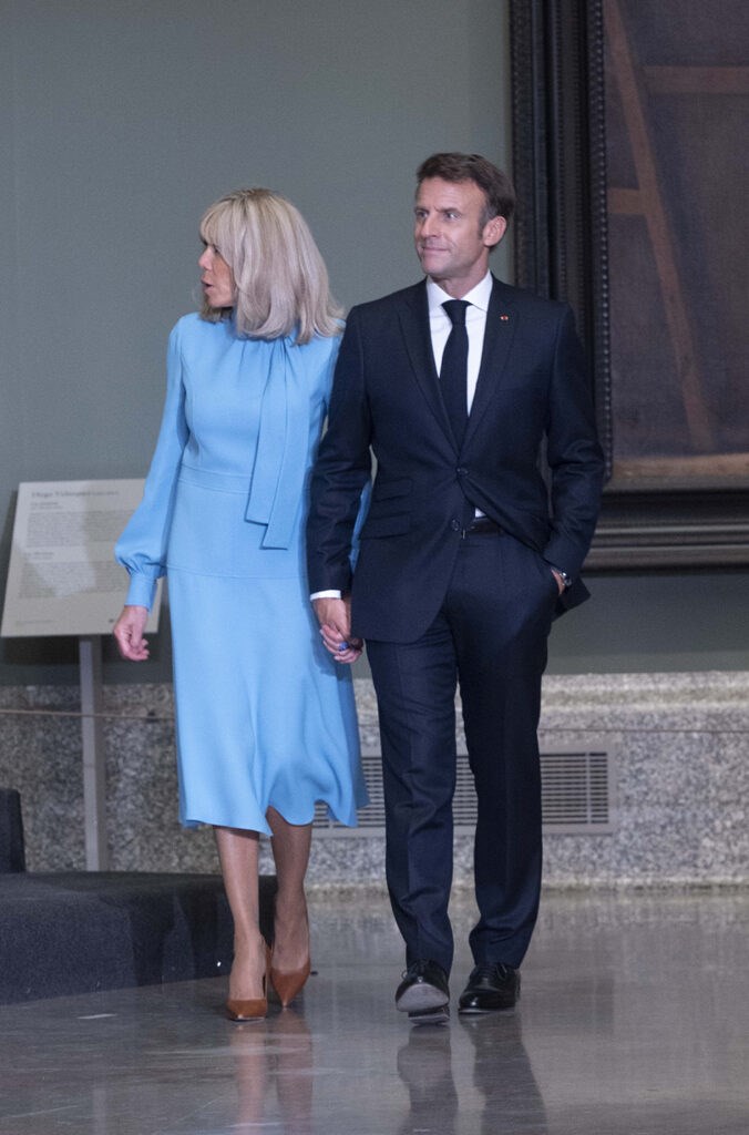 Brigitte Macron: Το baby blue φόρεμα που επέλεξε για τη διήμερη Σύνοδο ...