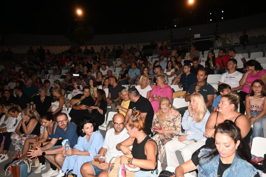 "Ταξίδεψε" τους Λαρισαίους ο Γιώργος Αλκαίος με τις μεγάλες επιτυχίες ...