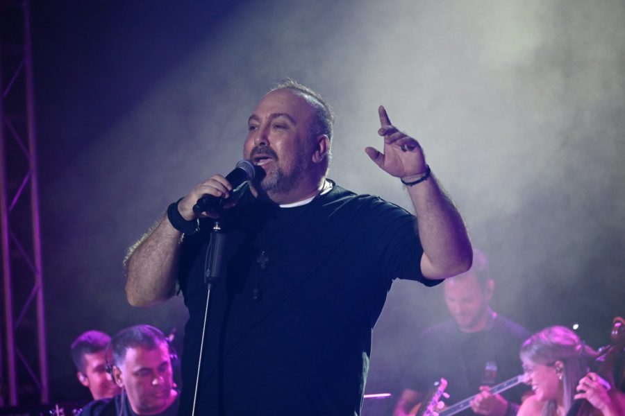 "Ταξίδεψε" τους Λαρισαίους ο Γιώργος Αλκαίος με τις μεγάλες επιτυχίες ...