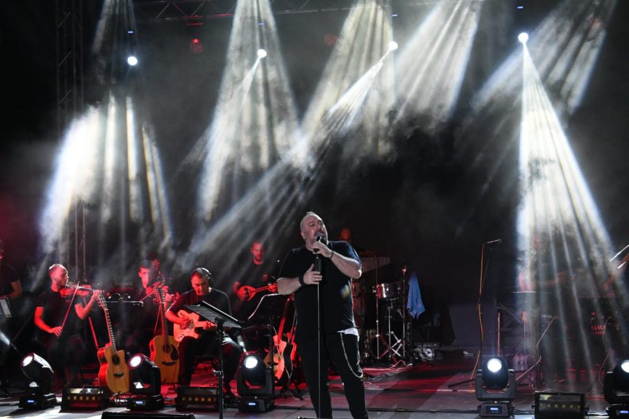 "Ταξίδεψε" τους Λαρισαίους ο Γιώργος Αλκαίος με τις μεγάλες επιτυχίες ...