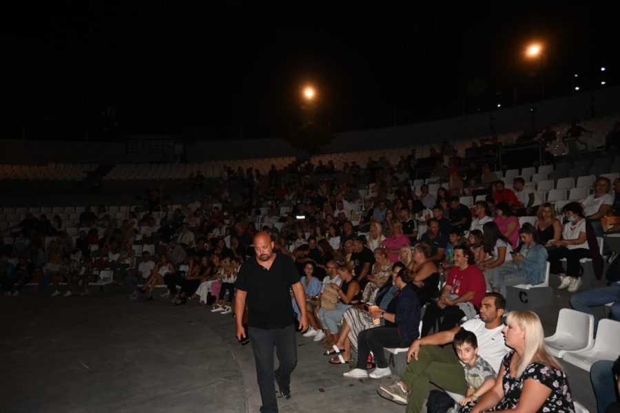 "Ταξίδεψε" τους Λαρισαίους ο Γιώργος Αλκαίος με τις μεγάλες επιτυχίες ...