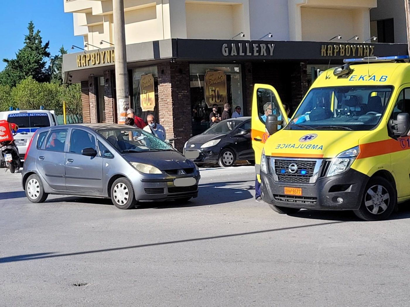 Δείτε φωτογραφίες: Αυτοκίνητο συγκρούστηκε με μηχανάκι στη Λάρισα – Στο ...