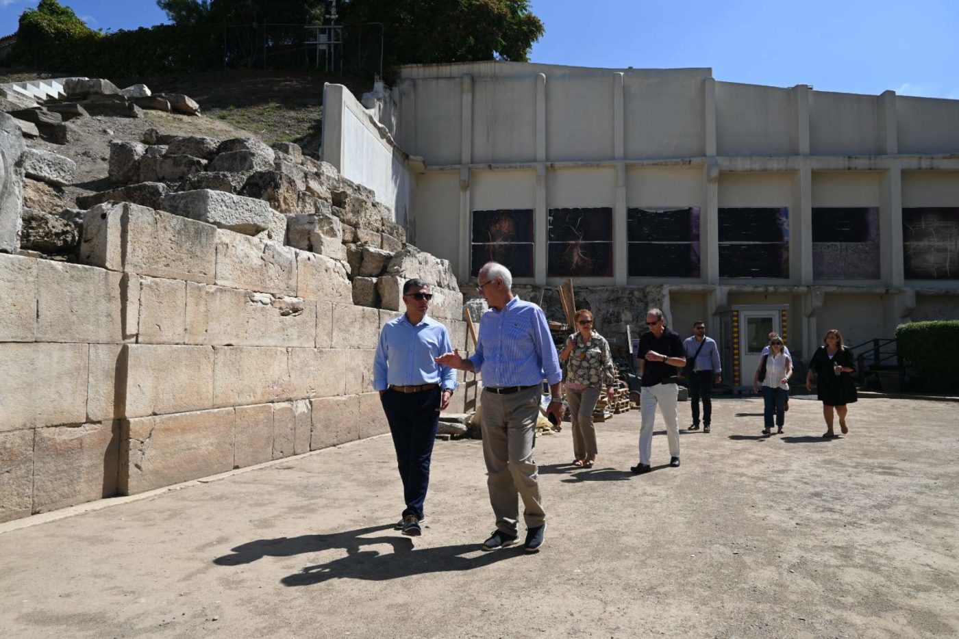 Στο αρχαίο θέατρο της Λάρισας ξεναγήθηκε η αποστολή του Δήμου Κως (φωτό ...