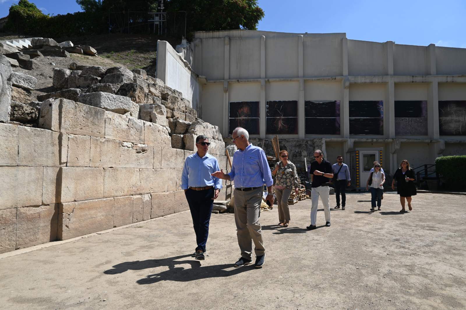 Στο αρχαίο θέατρο της Λάρισας ξεναγήθηκε η αποστολή του Δήμου Κως (φωτό ...