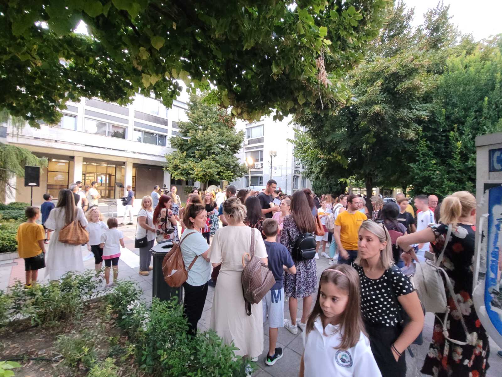 Λάρισα: «Πλημμύρισε» από κόσμο η Περιφέρεια στην διαμαρτυρία για τα ...