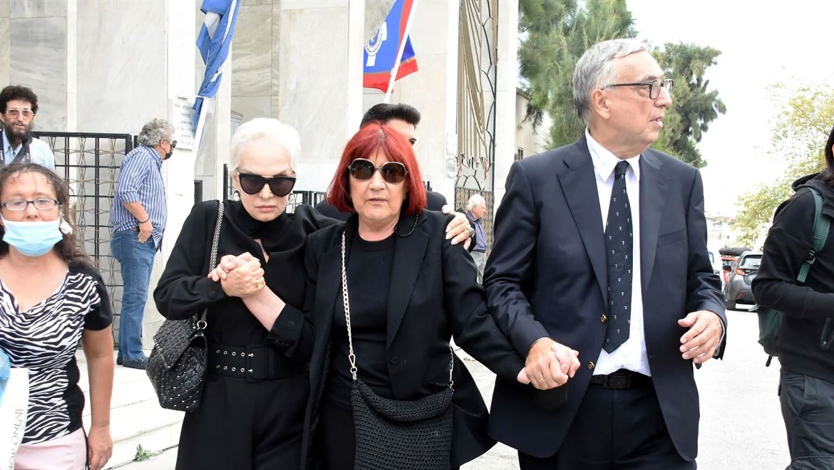 Μάρθα Καραγιάννη: Η στιγμή που ο Δημήτρης Σούρας μεταφέρει την τέφρα ...