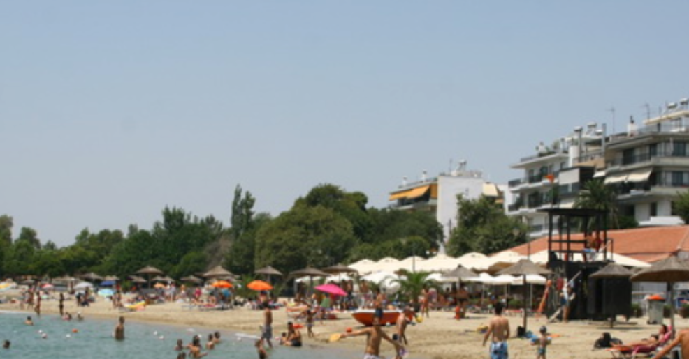 Τούς έκλεψαν τα ρούχα ενώ έκαναν μπάνιο και έμειναν τσίτσιδοι ...
