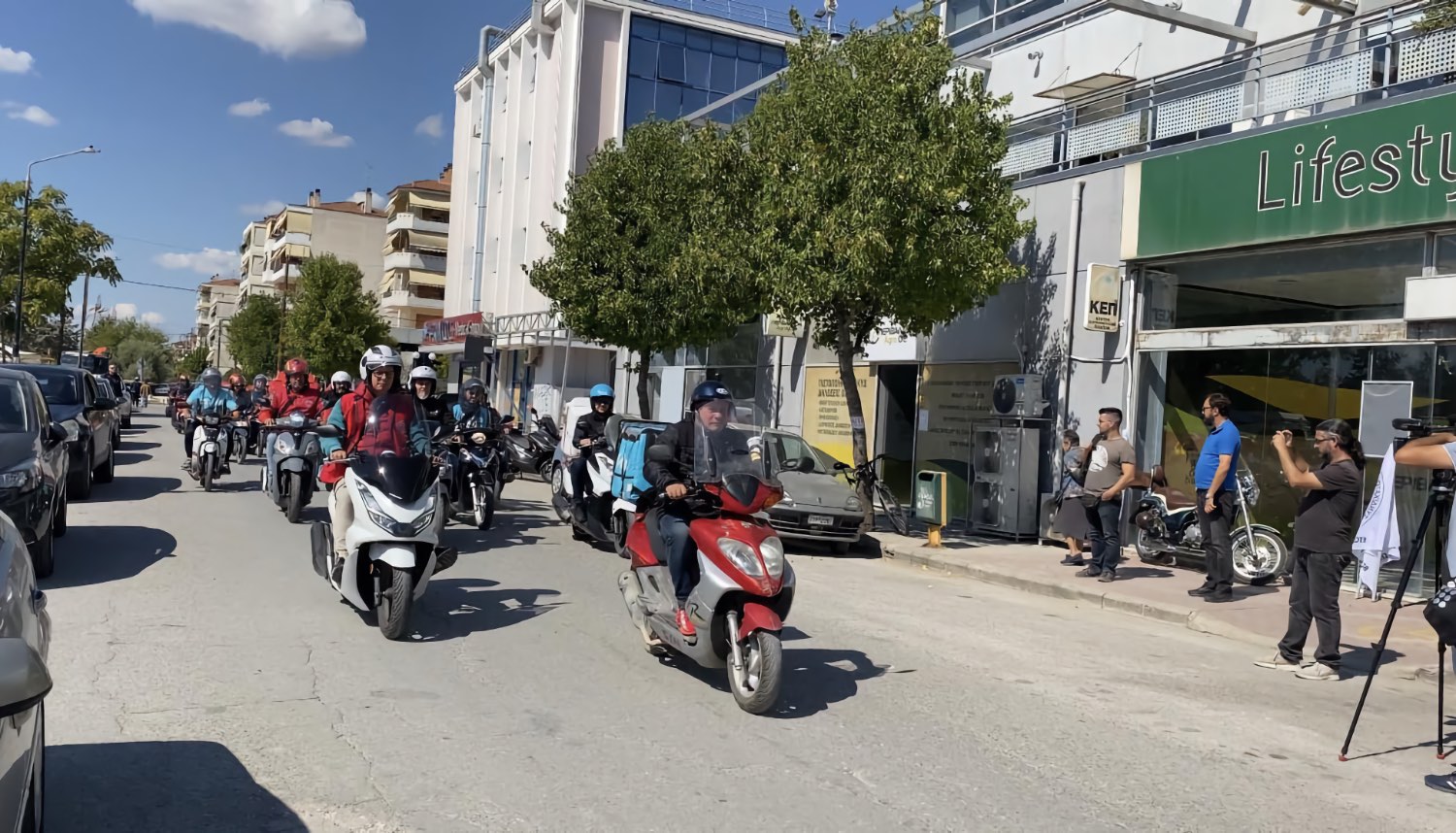 Μηχανοκίνητη διαμαρτυρία ντελιβεράδων έξω από τον ΕΦΚΑ της Λάρισας ...