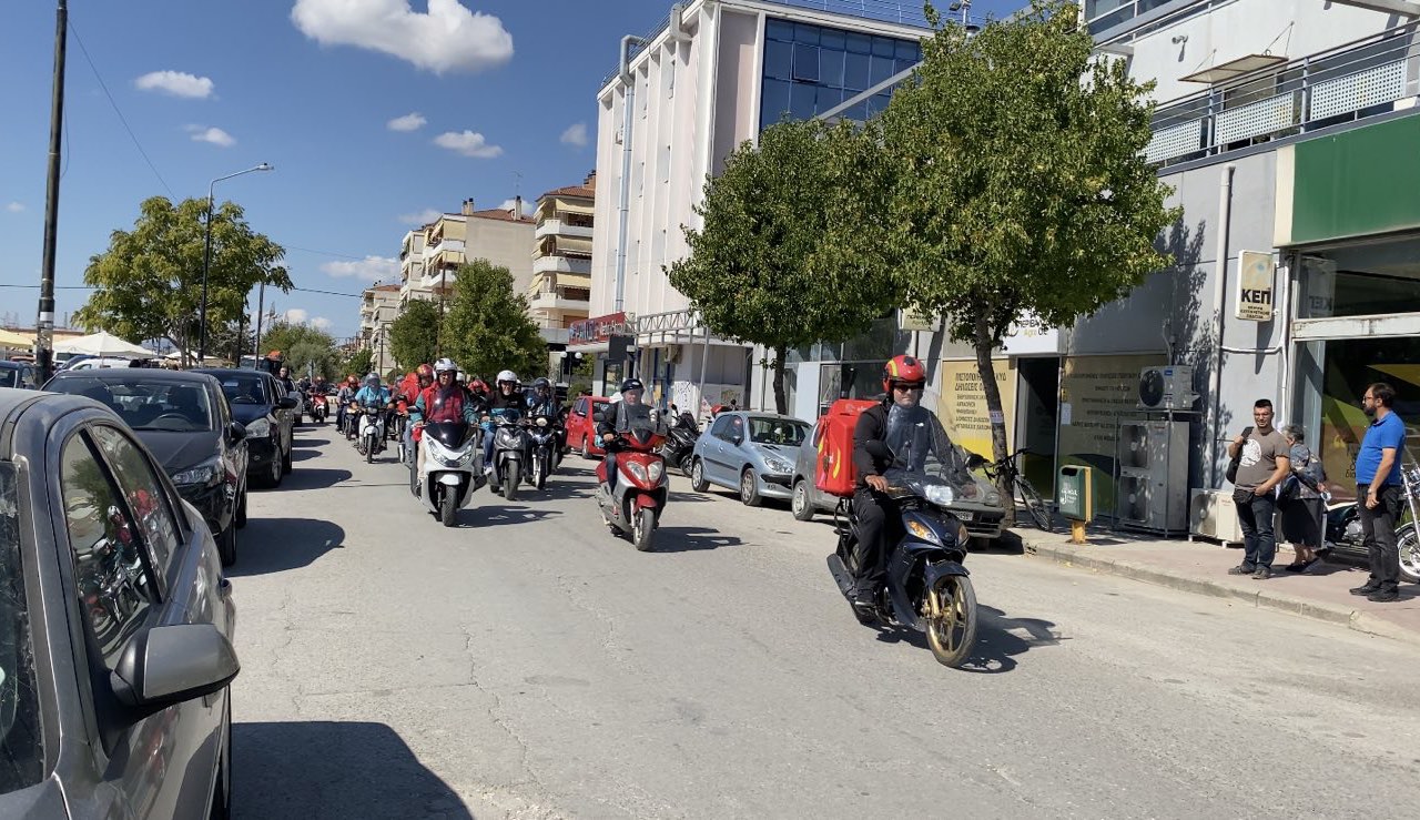 Μηχανοκίνητη διαμαρτυρία ντελιβεράδων έξω από τον ΕΦΚΑ της Λάρισας ...