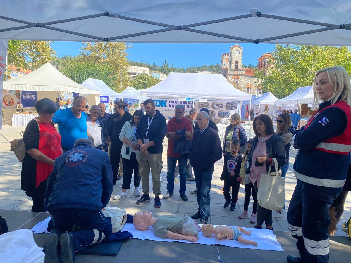 Επίδειξη ΚΑΡΠΑ από το ΕΚΑΒ Θεσσαλίας στην Ελασσόνα στο πλαίσιο της ...