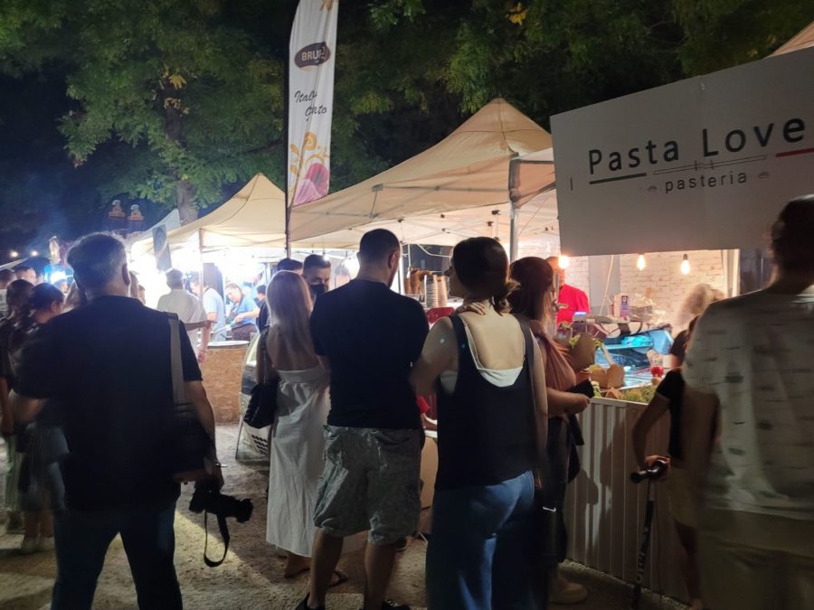 Η γιορτή των... καλοφαγαδών ξεκίνησε στη Λάρισα - "Πλημμύρισε" με κόσμο ...