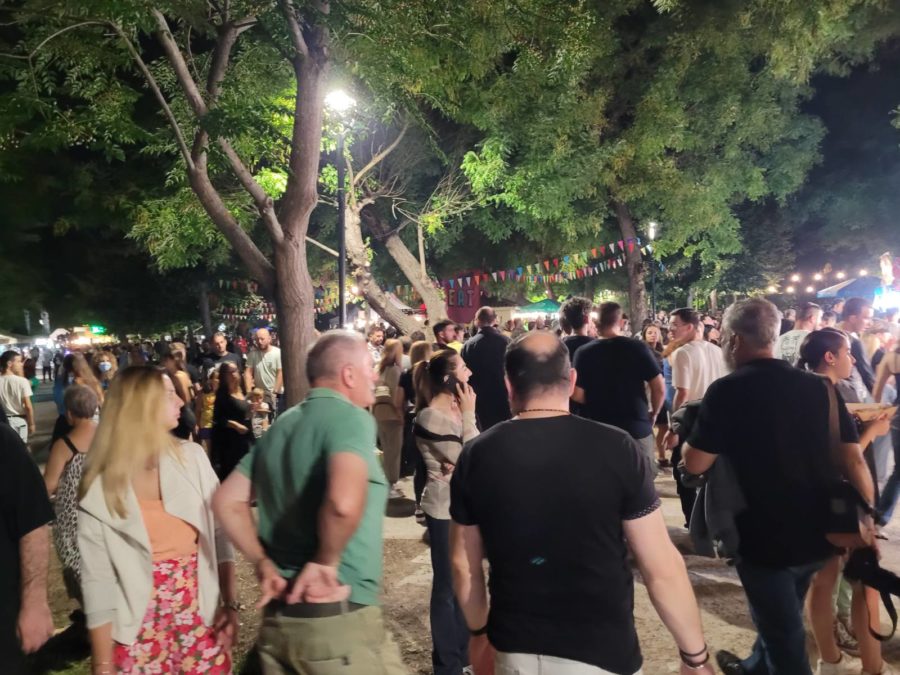 Η γιορτή των... καλοφαγαδών ξεκίνησε στη Λάρισα - "Πλημμύρισε" με κόσμο ...