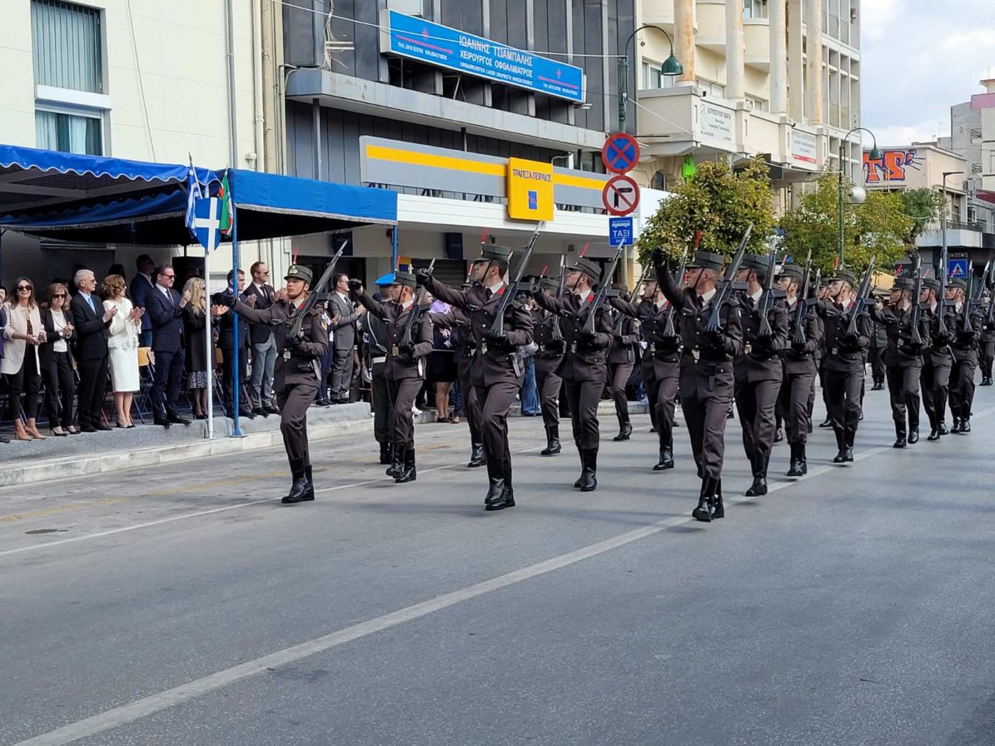 Δείτε σε φωτογραφίες όλη τη μαθητική και τη στρατιωτική παρέλαση της ...