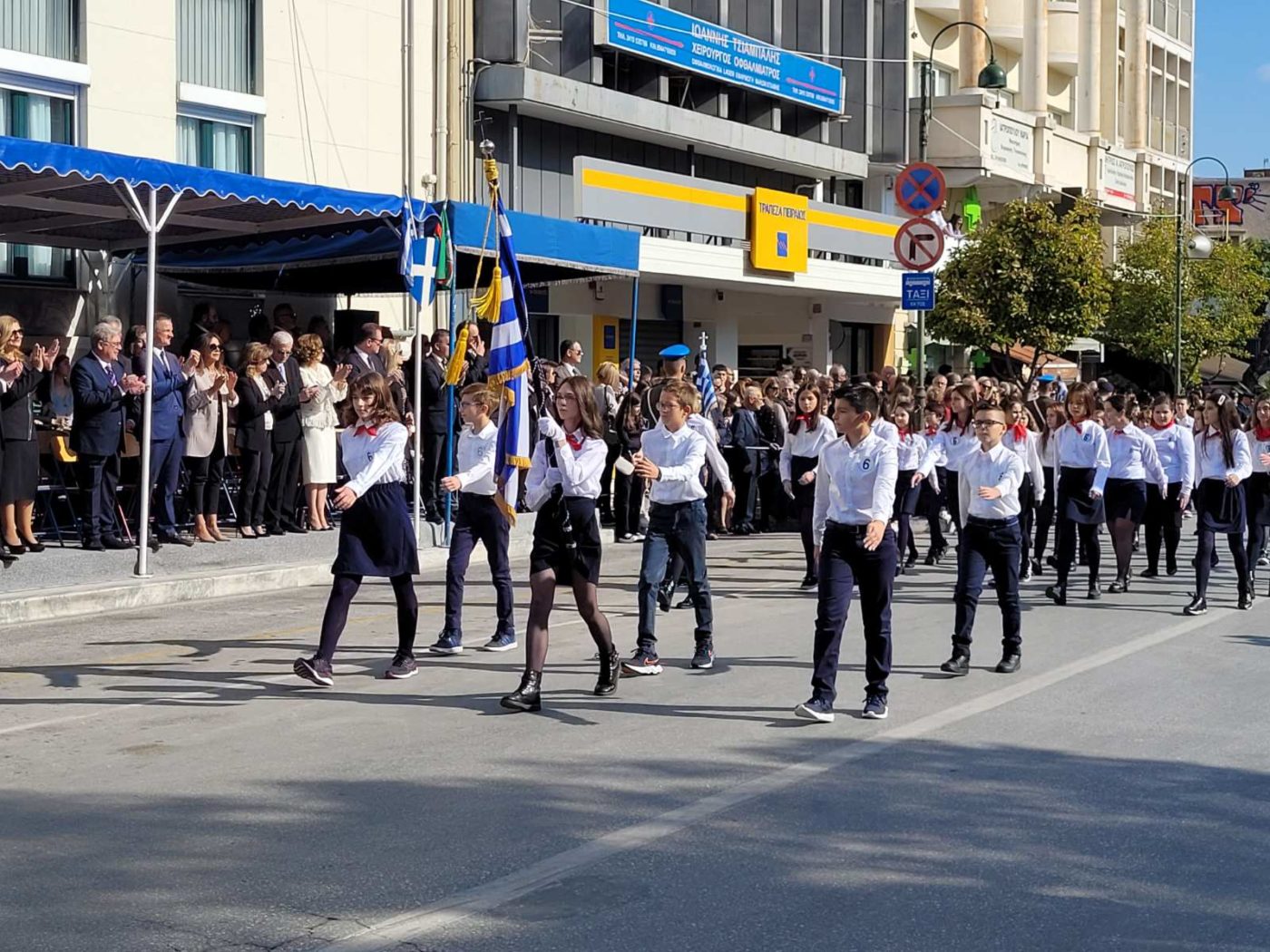 Σε εξέλιξη η μαθητική και στρατιωτική παρέλαση για την Επέτειο της 28ης ...