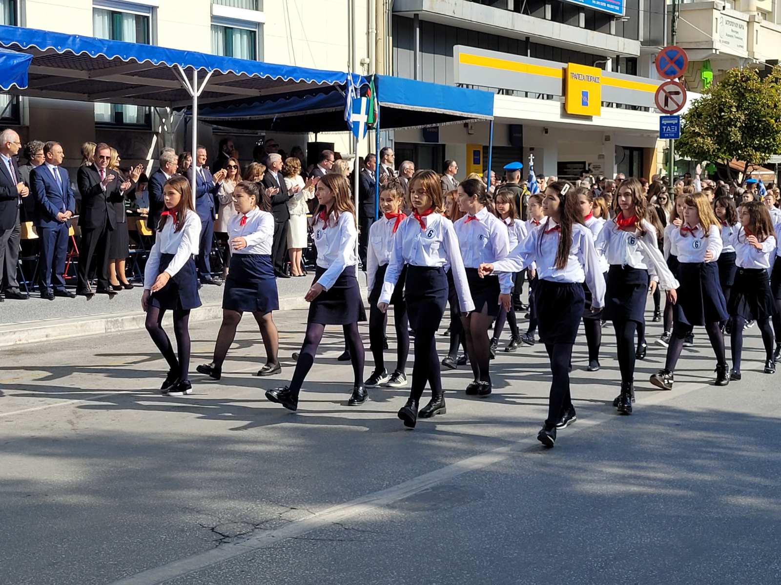 Σε εξέλιξη η μαθητική και στρατιωτική παρέλαση για την Επέτειο της 28ης ...