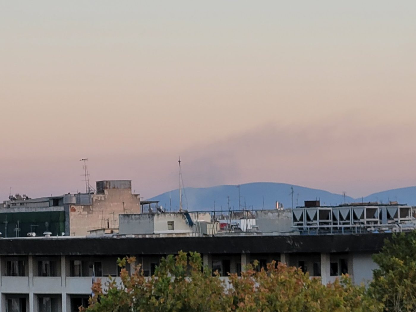 Καπνοί στον ουρανό της Λάρισας από φωτιά σε υπολείμματα καλλιεργειών ...