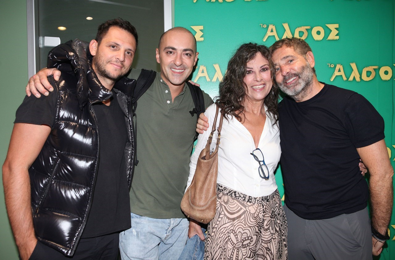 Όλες οι celebrity εμφανίσεις στη τελευταία παράσταση «Τι ζούμε, ρε ...